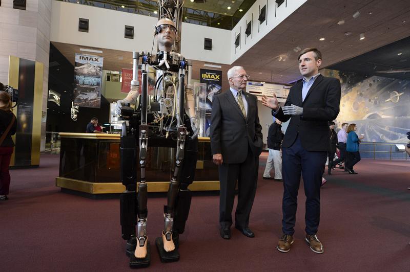 El hombre biónico Franck da sus primeros pasos