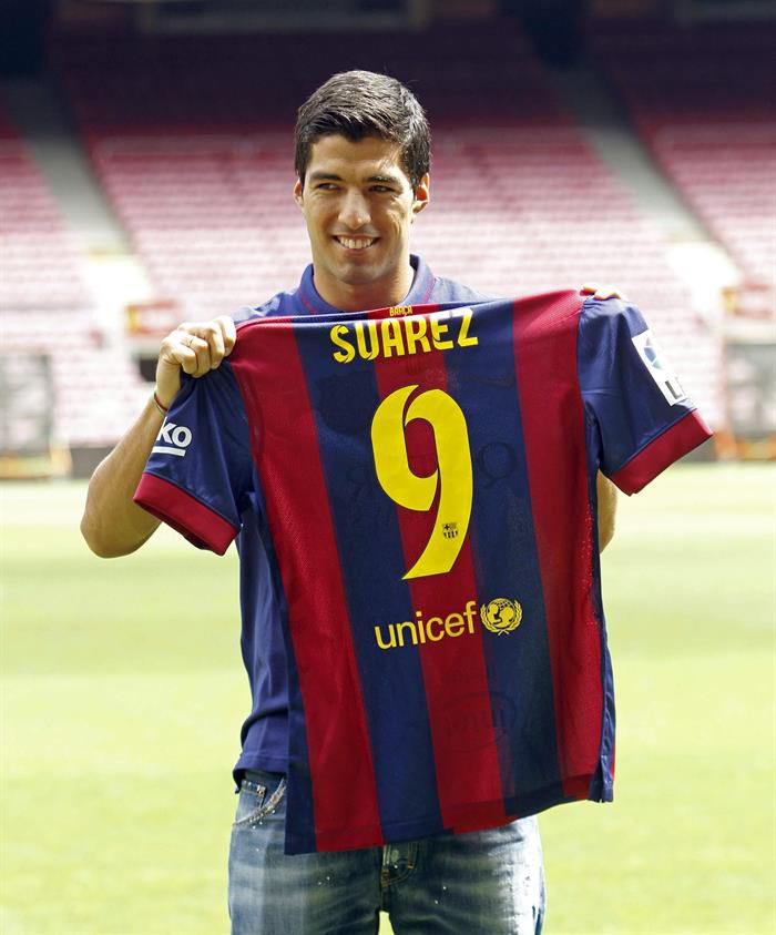 Suárez no besó el escudo del Barça
