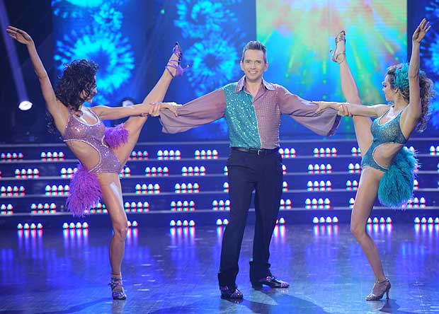 Tres "parejas" bailaron la salsa en trío