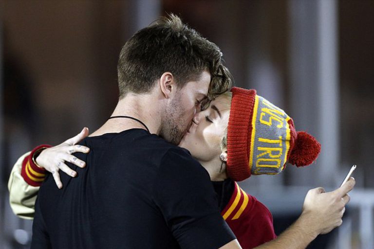 El beso más esperado de Miley Cyrus El beso más esperado de Miley Cyrus