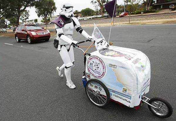 La historia del Stormtrooper que caminó 650 millas por su esposa fallecida