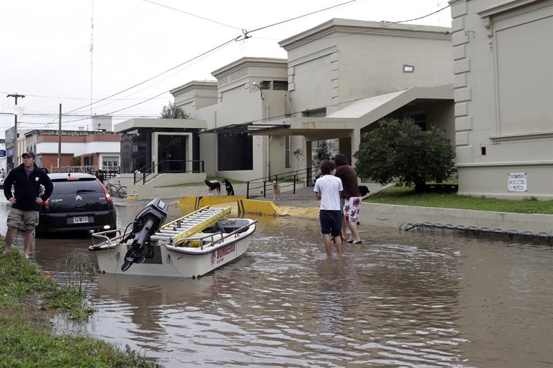 Intensa lluvia provoca inundaciones y deja cientos de evacuados en ...