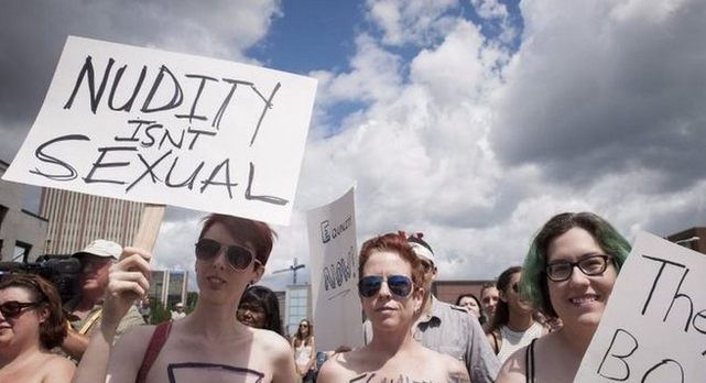 Cientos de mujeres marcharon con los senos al descubierto en Canadá