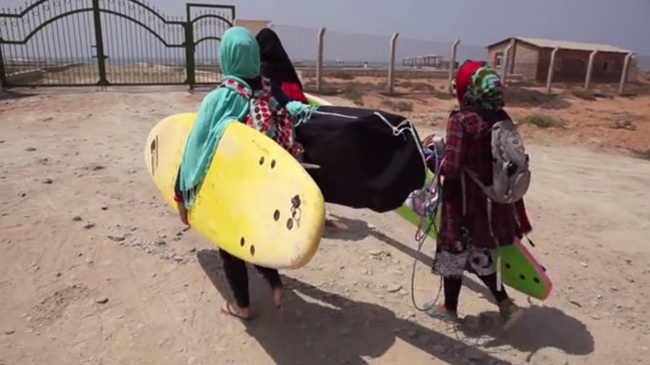 VIDEO: el surfing en Irán como forma de integración para las mujeres