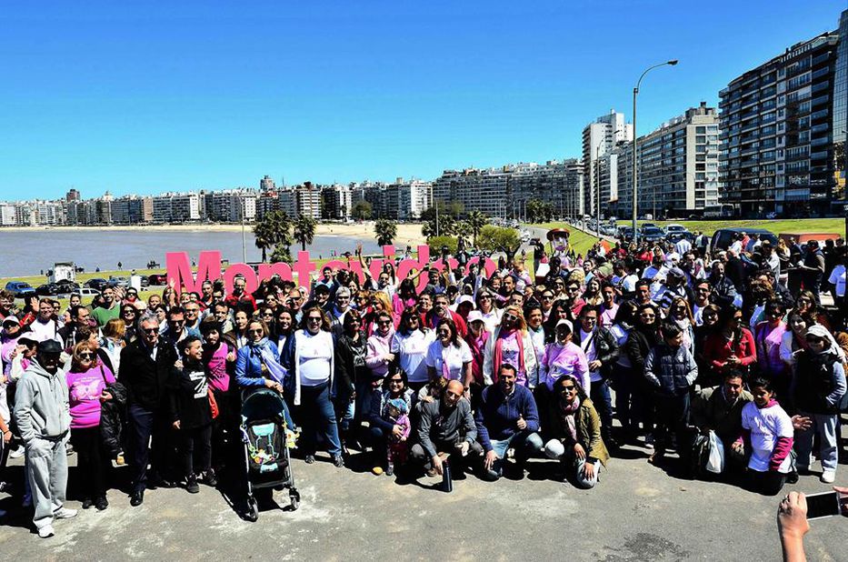 Se pintó de rosado el cartel de Montevideo, por lucha contra cáncer de ...