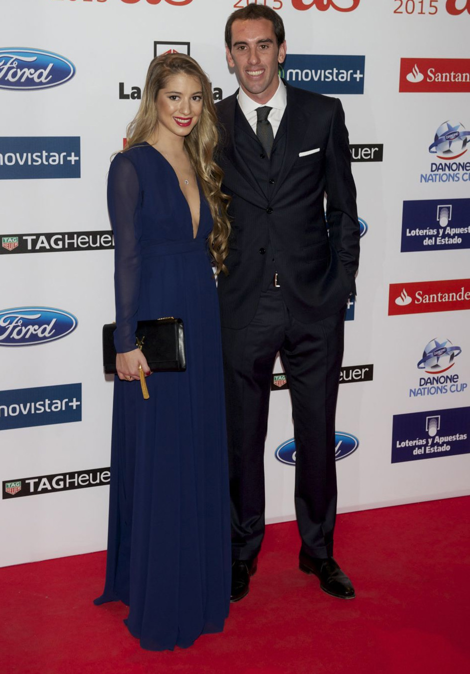 Godín recibió el premio As América 2015 en Madrid junto a su novia