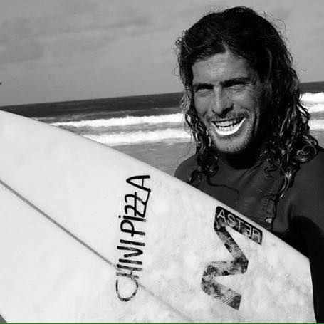 El surfista Sebastián Olarte surfeó una “ola estática” en el arroyo ...