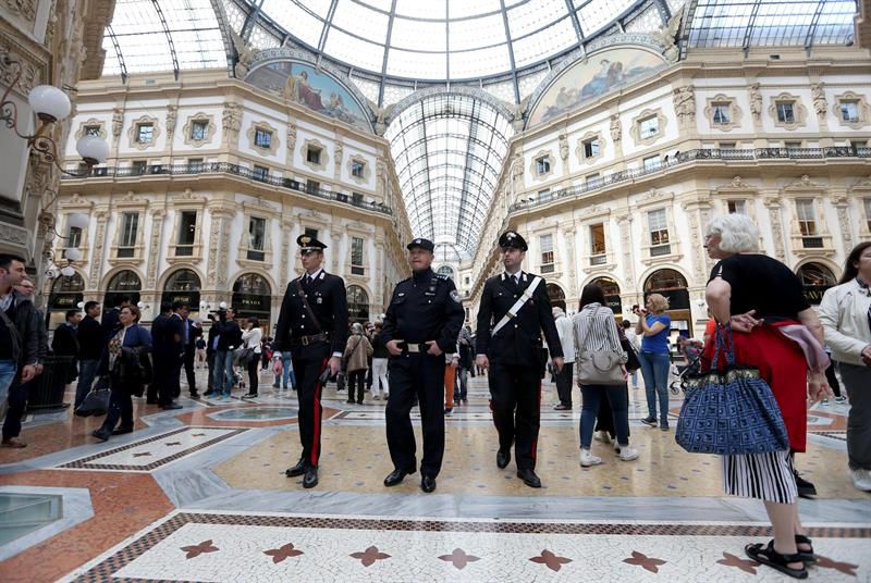 Policías chinos patrullan las calles de Roma
