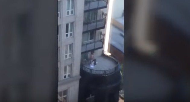 Cámaras Captan A Hombre Teniendo Sexo Con Dos Mujeres En El Balcón Del