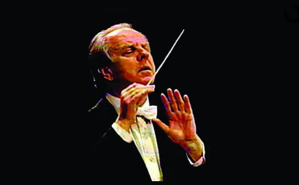 Piero Gamba frente a la Orquesta Sinfónica en concierto homenaje