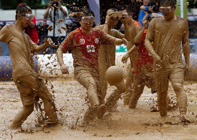 China celebró torneo de fútbol en lodo
