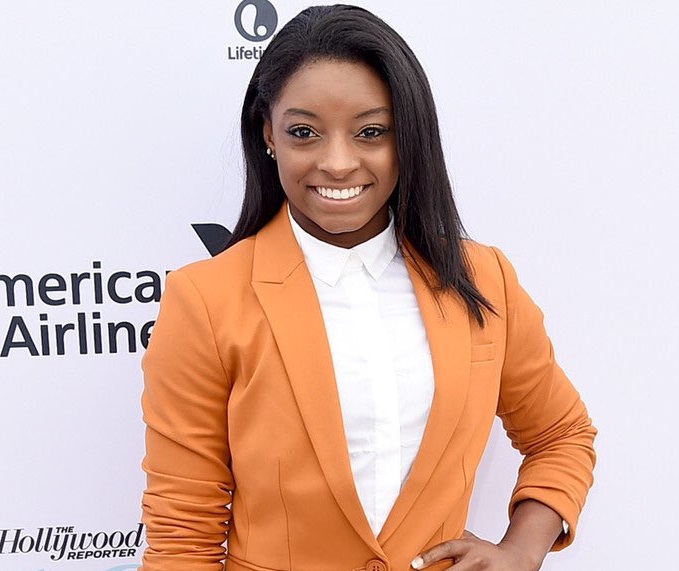 Simon Biles termina el 2016 más cerca de la alfombra roja que del gimnasio