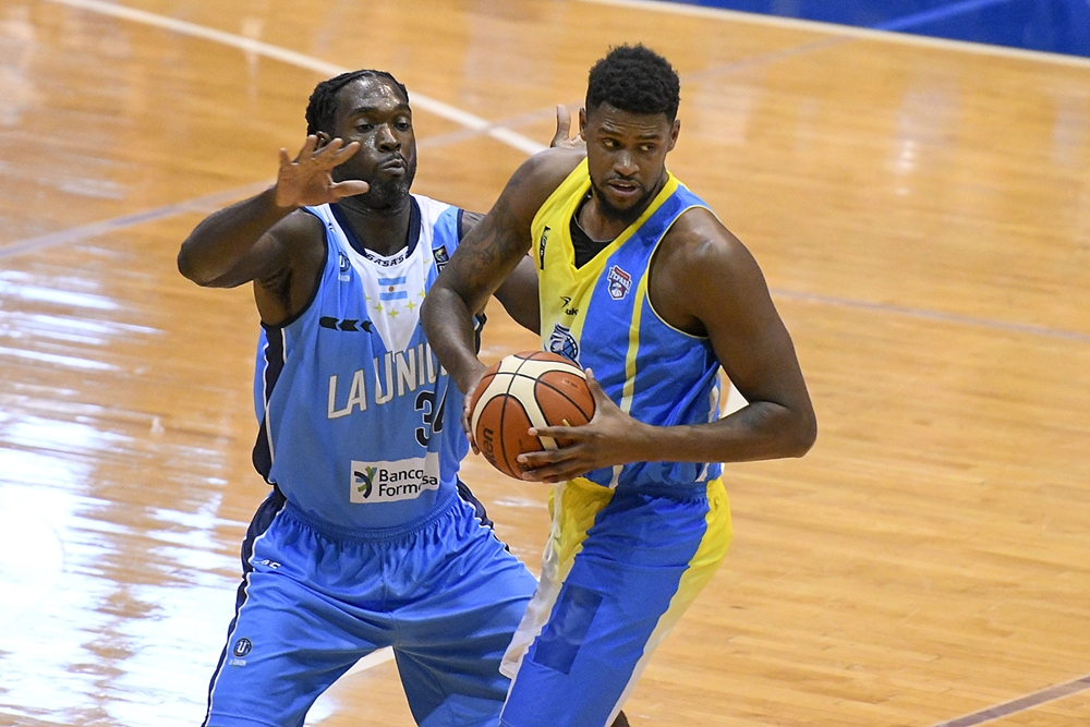 Jordan Henríquez, pivot de 2,14, será reemplazo temporal de Curtis en ...