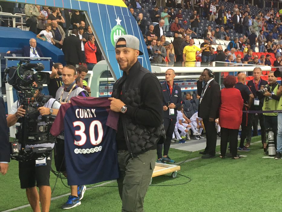 Stephen Curry homenajeado por el París Saint Germain