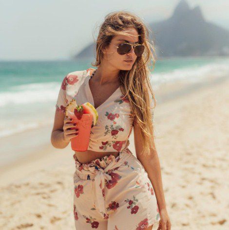 Cami Rajchman y una foto jugada en la que desea las buenas noches