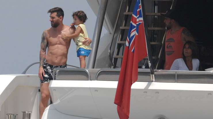 Lionel Messi y Antonela Roccuzzo sonrientes y enamorados arriba de un ...