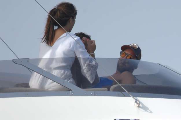 Lionel Messi y Antonela Roccuzzo sonrientes y enamorados arriba de un ...
