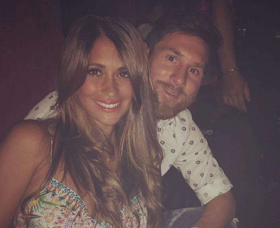 Lionel Messi y Antonela Roccuzzo sonrientes y enamorados arriba de un ...