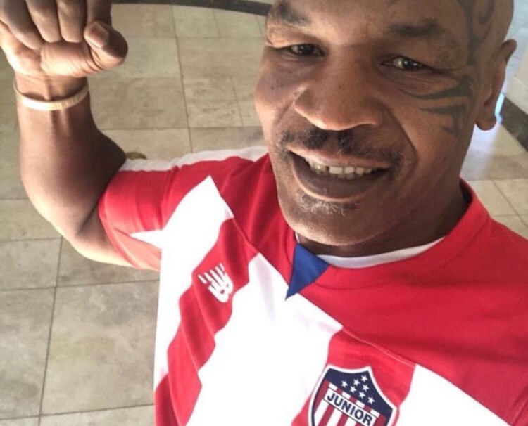 Colombia: Mike Tyson revolucionó Barranquilla luciendo la casaca del Junior