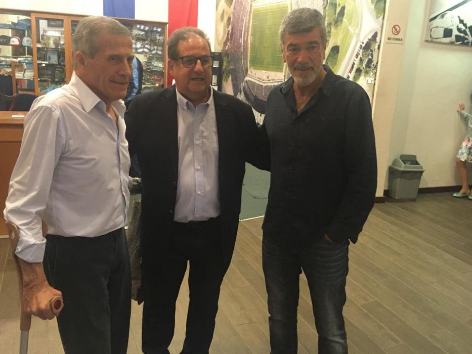 Carlos Muñoz fue homenajeado en el Museo del Fútbol y Tabárez estuvo ...