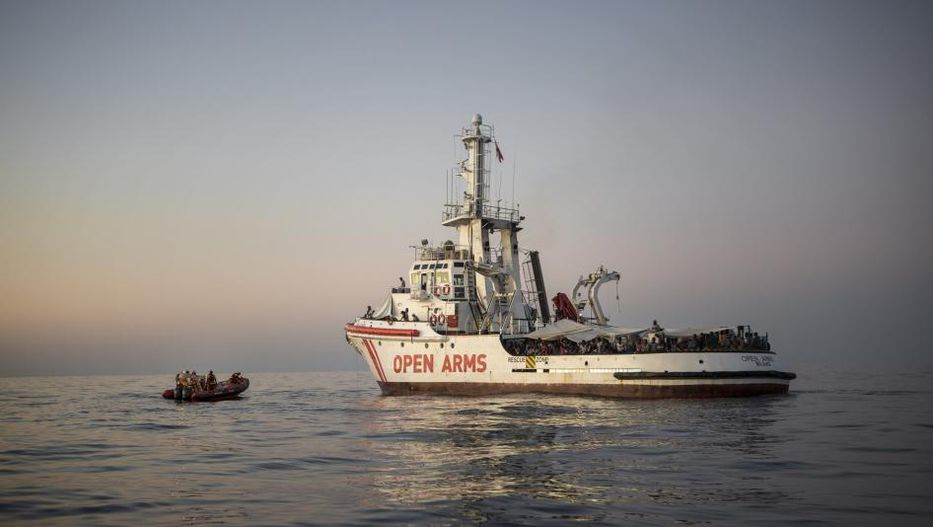 El barco Open Arms rescata a cerca de 300 migrantes en el Mediterráneo