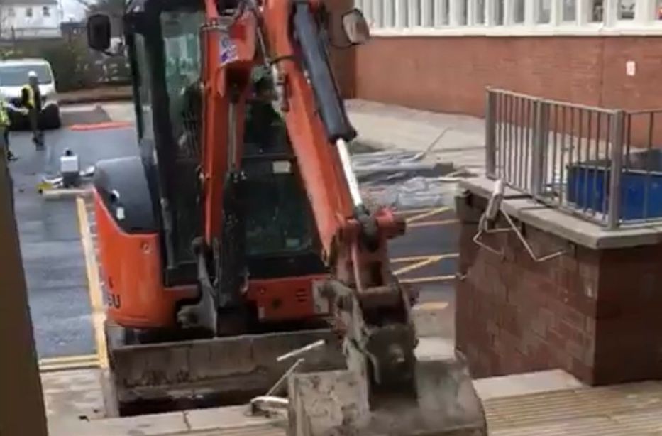 Recaudan miles de dólares para el trabajador defraudado que arrasó un hotel