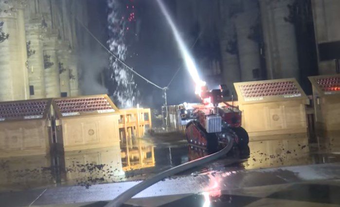 Colossus, el robot bombero que se zambulló en las llamas de Notre Dame