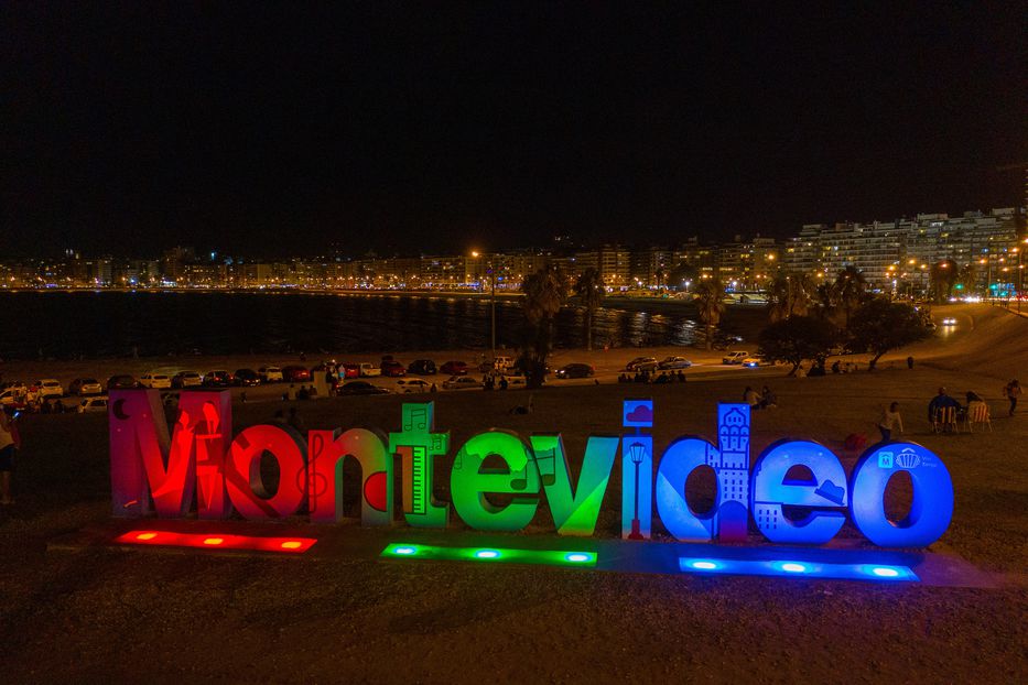 ¿Por qué el cartel de Montevideo se iluminó de rojo, verde y celeste?