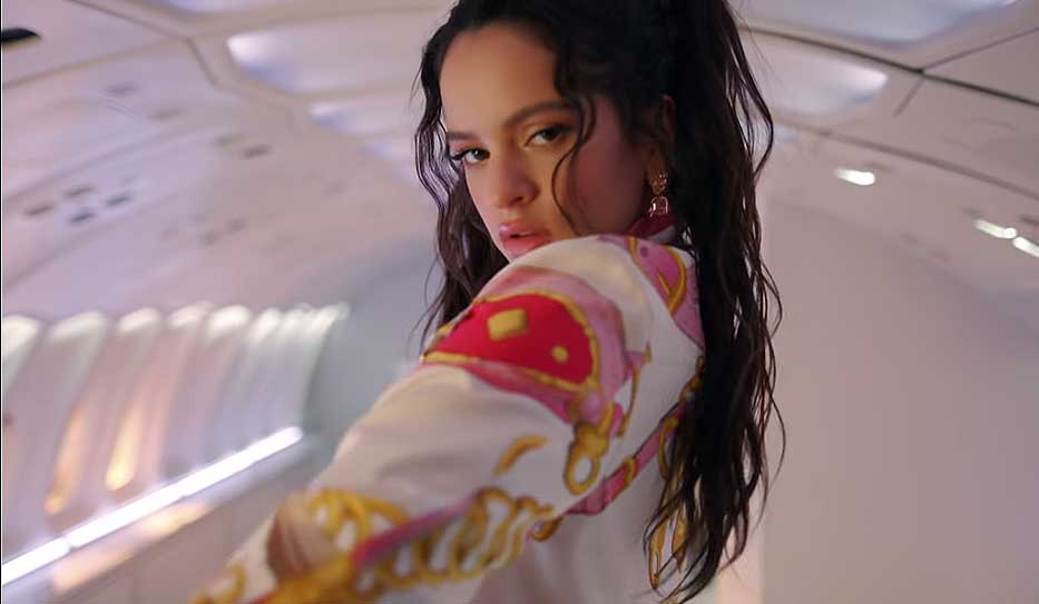 Rosalía, toda una “motomami” en Japón: selfie en el espejo en ropa interior