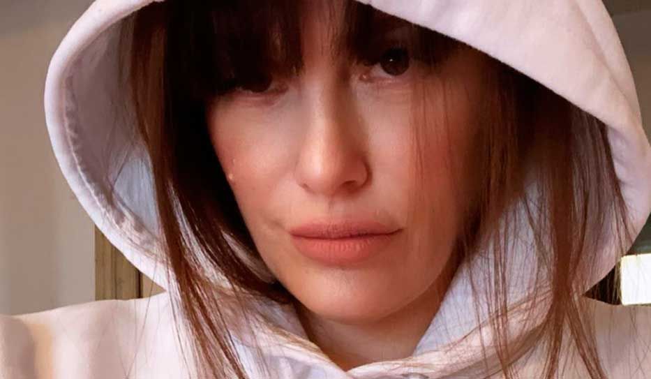Connie Ansaldi "en algún lugar del universo": en bikini y poesía profunda