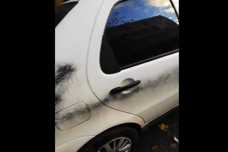 Vandalizaron el auto del periodista Esteban Queimada