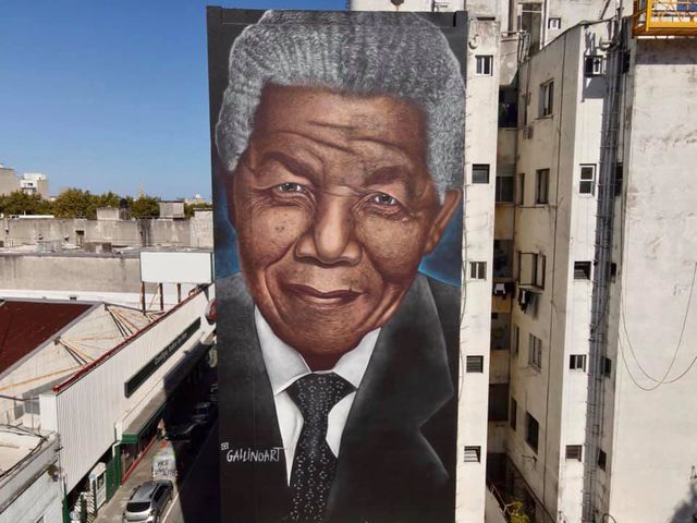 Lo hizo de nuevo: otra monumental pintura mural de José Gallino