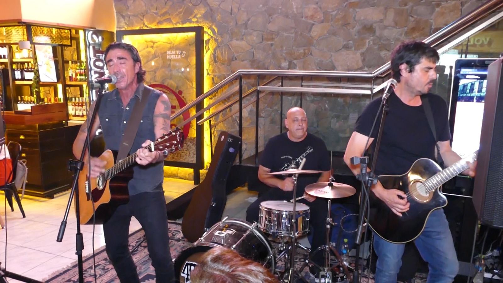 Kairo volvió a poner su voz y salió a cantar con su banda, 4 Cuervos