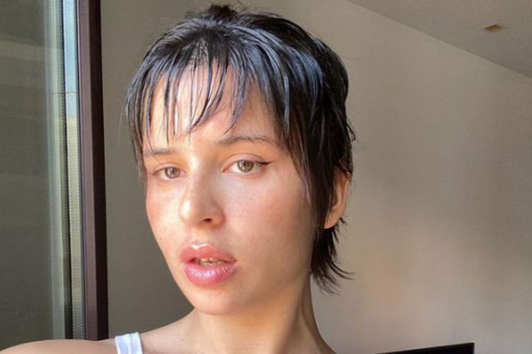 Nathy Peluso natural y “sin plástico”: malla enteriza cavada y de espaldas