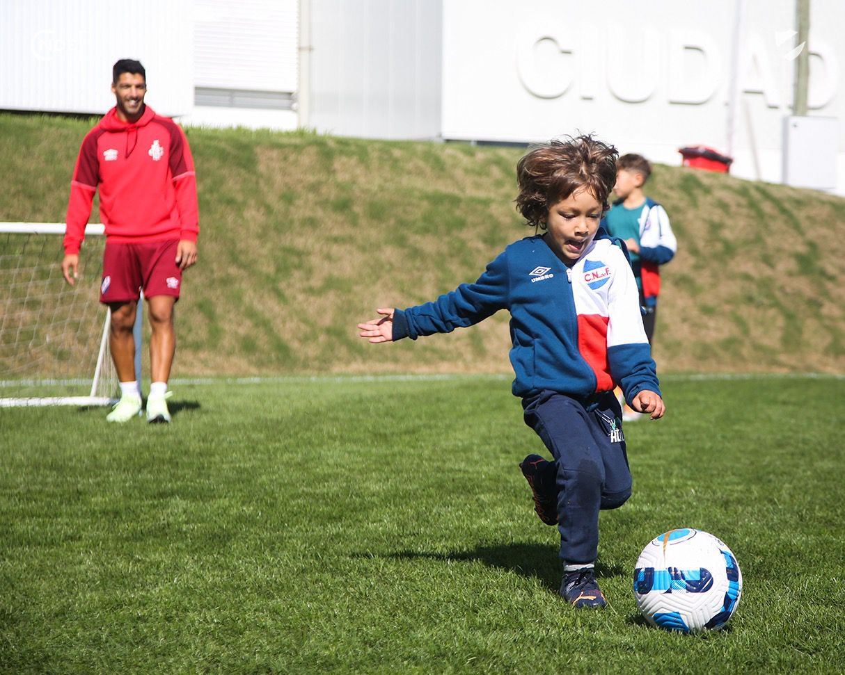 Luis Suárez jugó con sus hijos luego del entrenamiento: "La más rica ...