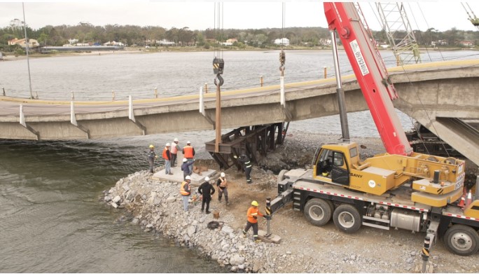 Instalaron la primera viga para apuntalar el puente de La Barra de ...