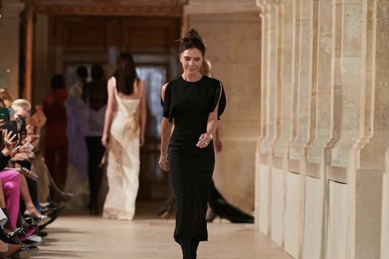 Con glamour y rodeada de su familia, Victoria Beckham entra en la moda parisina