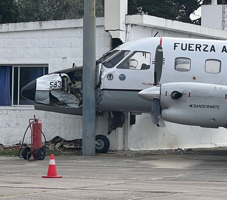 Un avión de la Fuerza Aérea impactó contra un edificio de la Base de ...