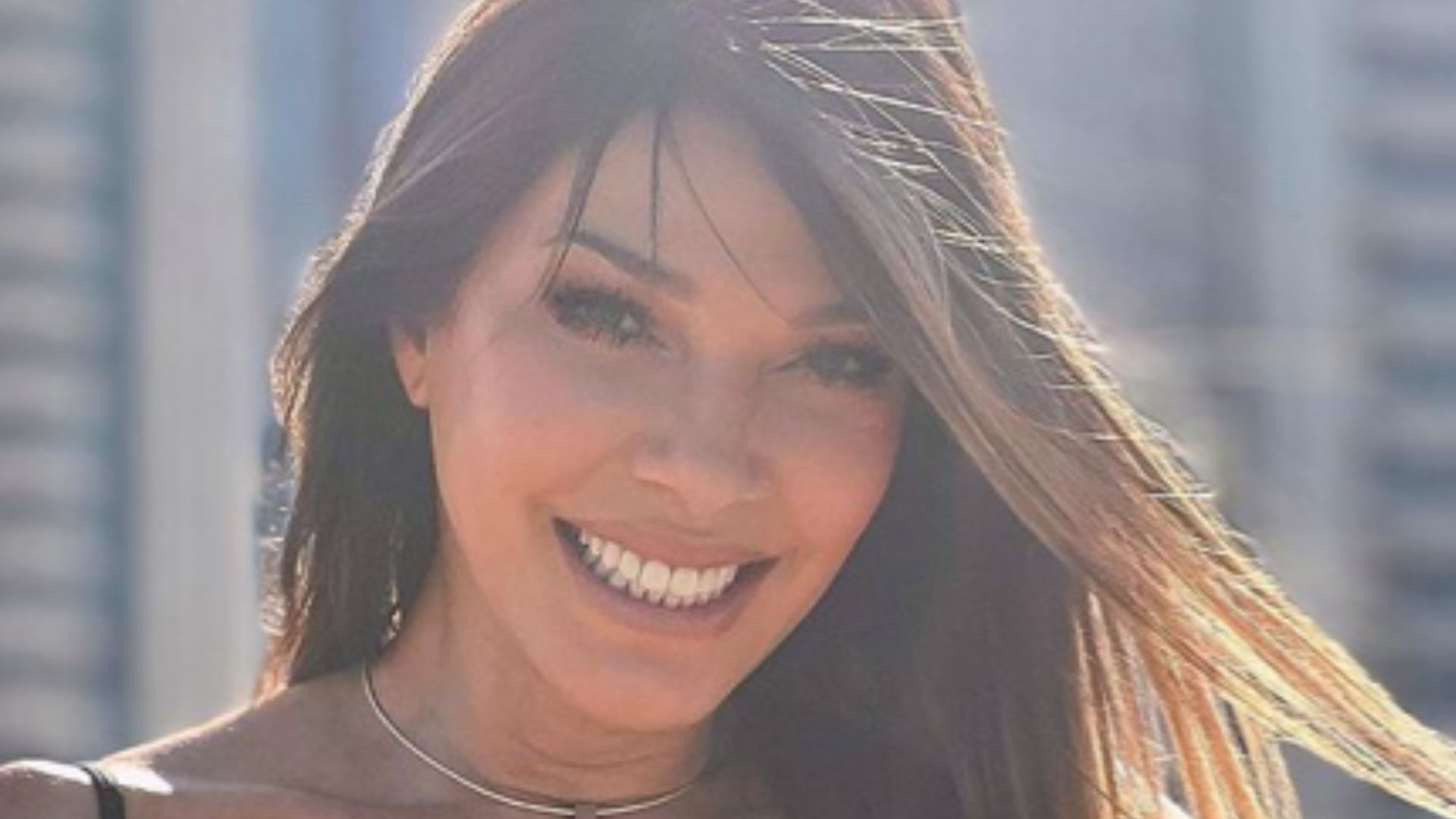 Cathy Fulop espectacular desde las playas de Doha: malla enteriza y en ...