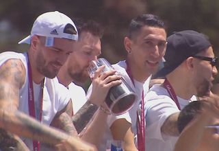 Festejos argentinos: Messi tomando vino, Otamendi fumando y Papu Gómez ...