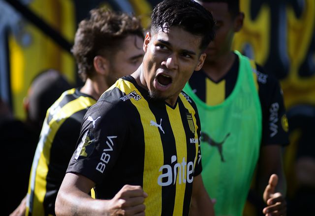 Matías Arezo y su debut “soñado”, el penal que no fue y el homenaje a ...