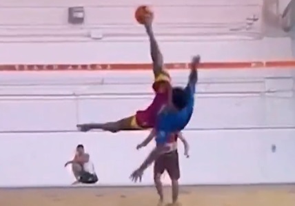 Ronaldinho volvió a deslumbrar con su magia: patada voladora en partido ...