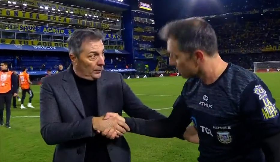 Argentina: Un árbitro fue felicitado por un entrenador y otro separó ...