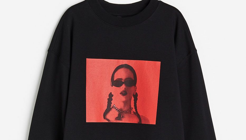 Llega a Uruguay la colección de merch de Rosalía con estética Motomami