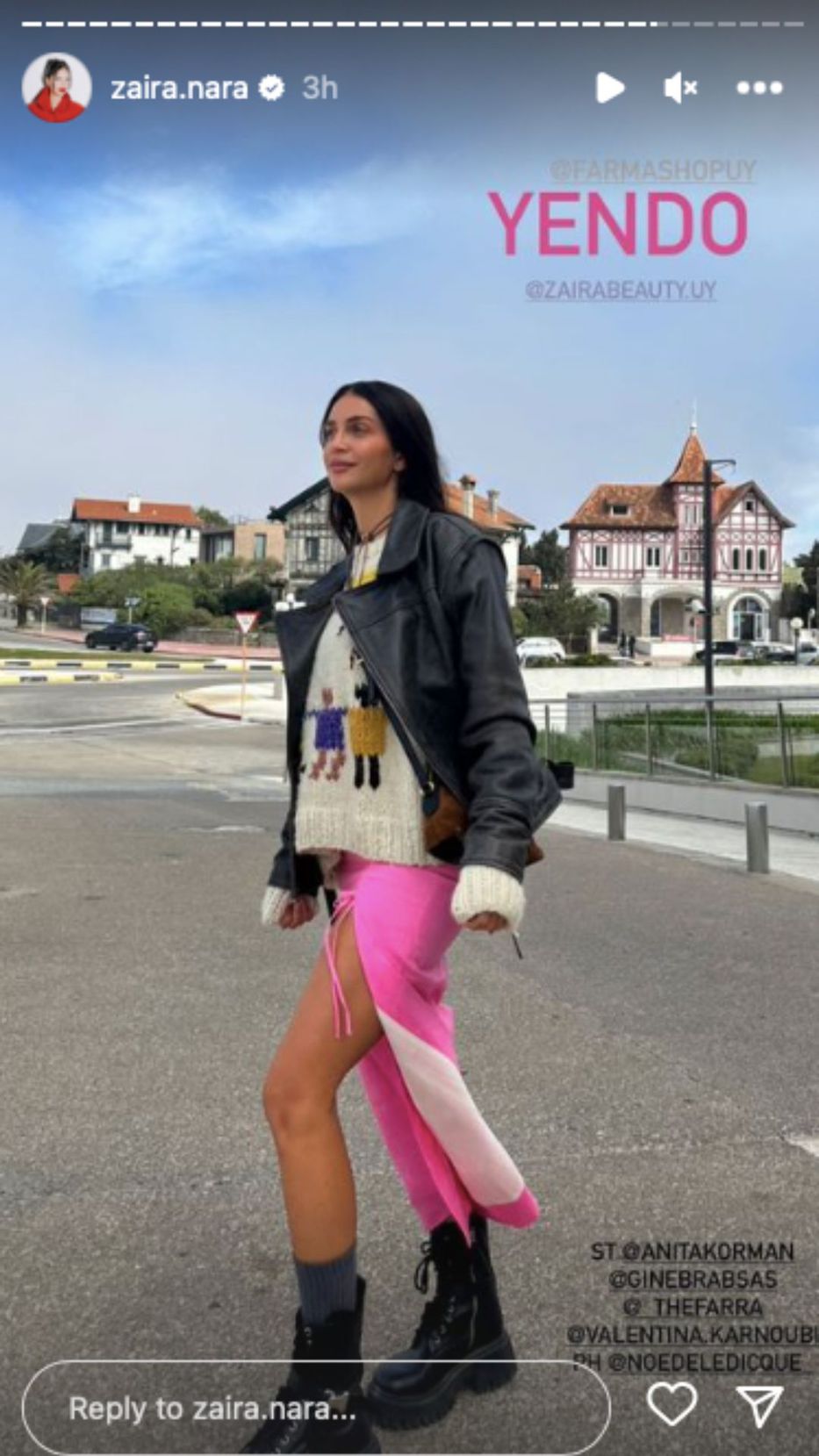 Zaira Nara deslumbró en las calles de Carrasco: pollera maxi y borcegos