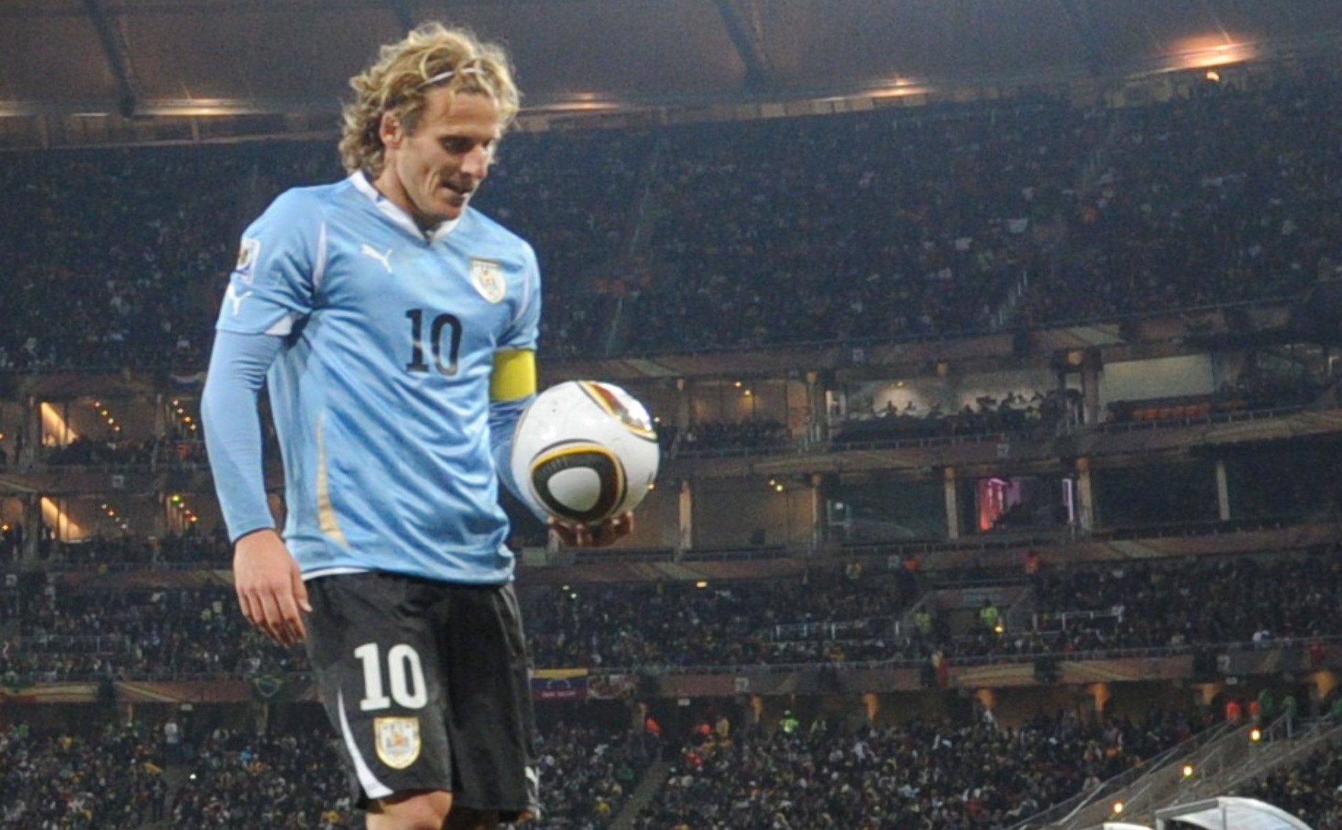 “El hombre que domó a la Jabulani”: el destaque que hizo la FIFA a Diego Forlán en redes