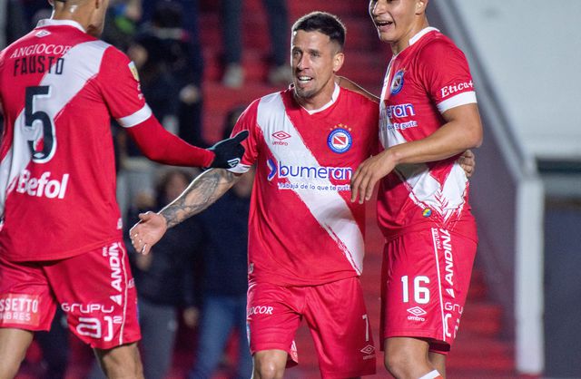 Peñarol anunció la contratación de Javier Cabrera, la primera alta para la temporada 2024