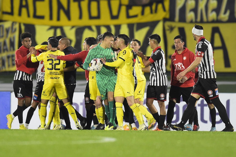 Clausura: Aguerre dominó la pelota en el área y se armó un lío bárbaro ...