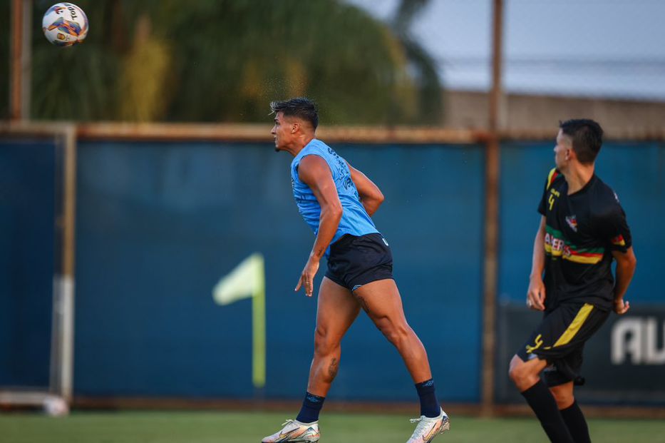 En medio de rumores de una salida de Gremio, Matías Arezo anotó cuatro ...