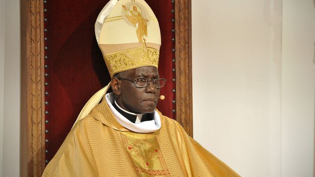 ¿Quién es Robert Sarah, el candidato a papa que pide la ...
